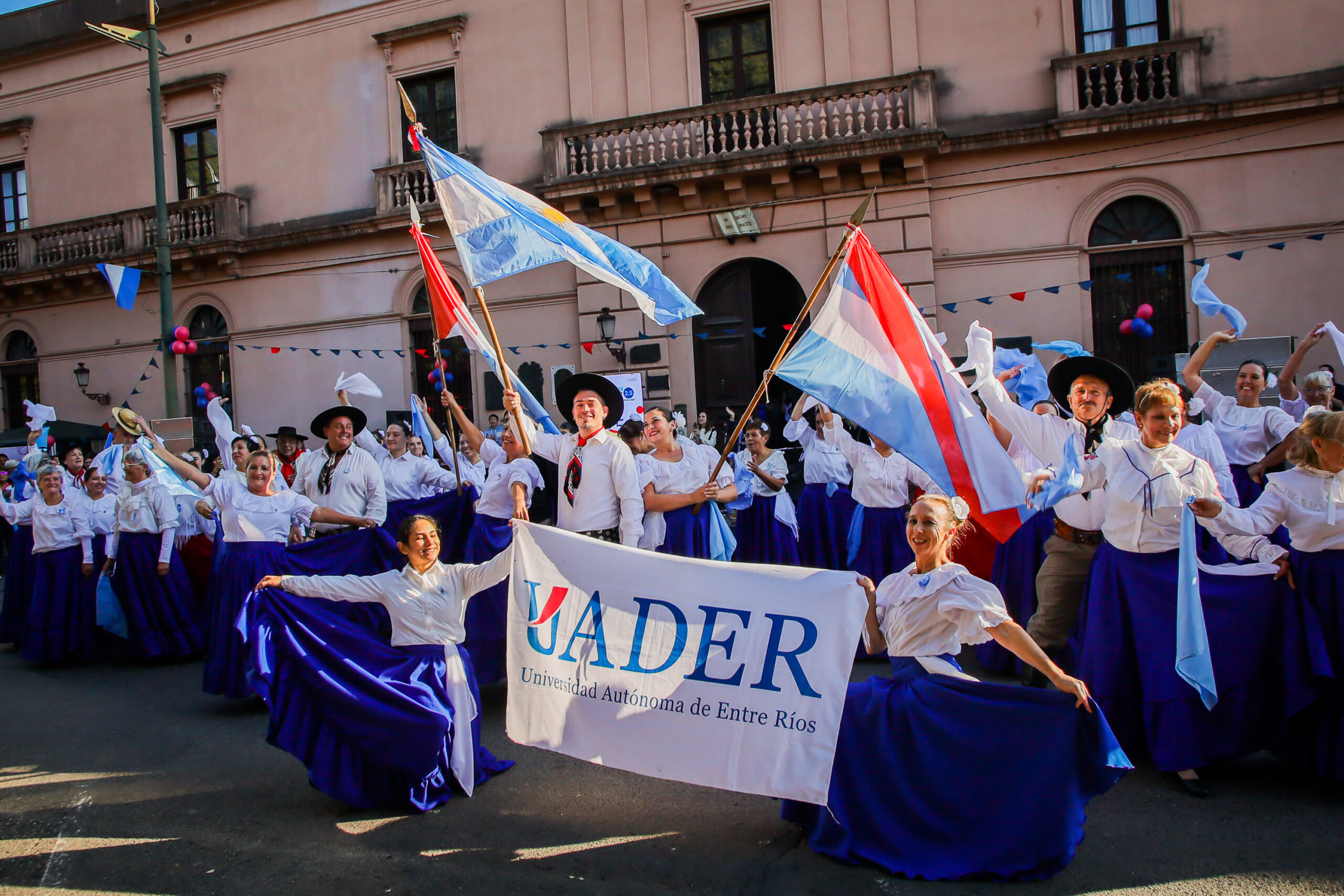 UADER celebró sus 25 años con una caminata y actividades en la Plaza ...